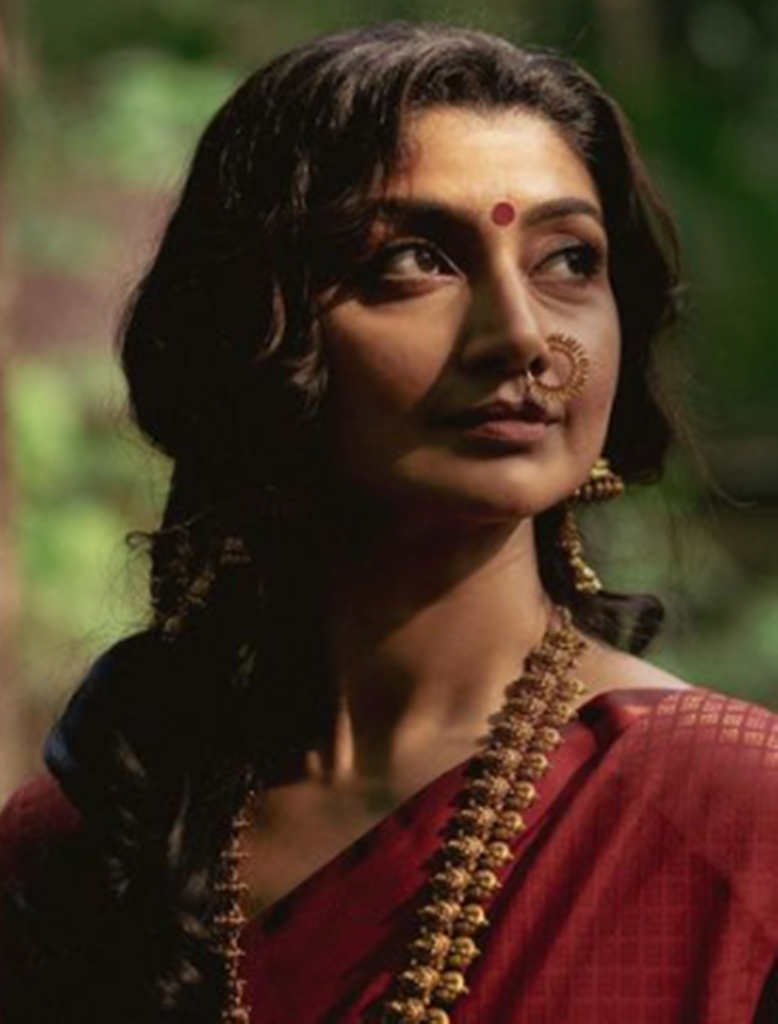 ഇതാര് കാവിലെ ദേവതയോ? സാരിയില്‍ അതീവ സുന്ദരിയായി ദിവ്യ ഉണ്ണി; ചിത്രങ്ങള് ...