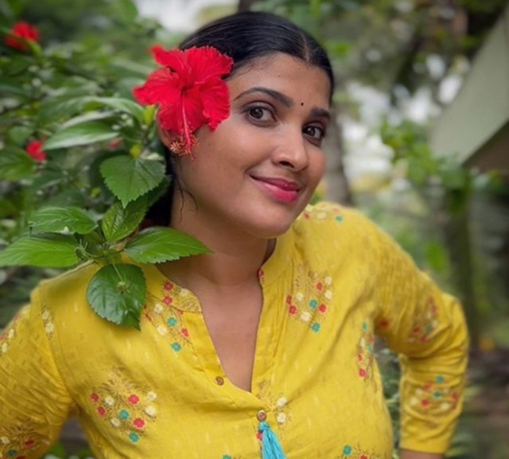 നടി ദിവ്യ പ്രഭയുടെ ചിത്രങ്ങള്‍ കാണാം - Screenima