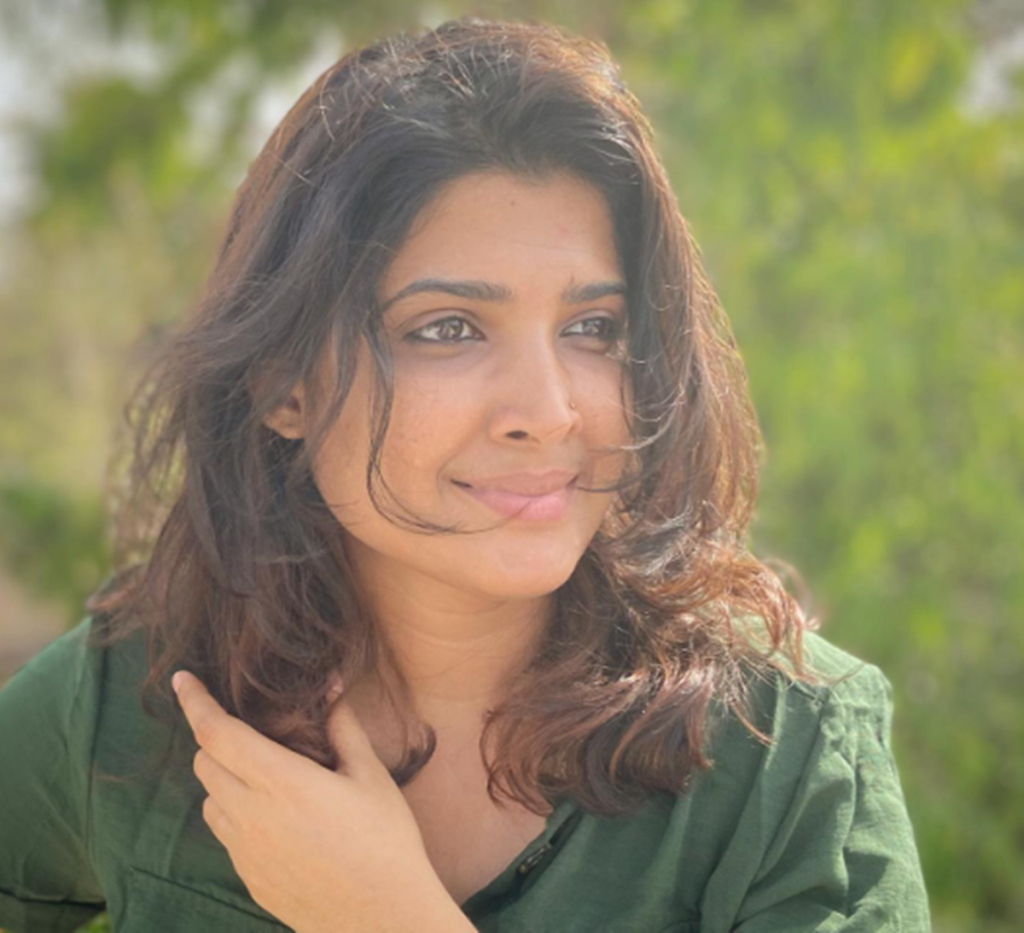 ചുണ്ടില്‍ എരിയുന്ന സിഗരറ്റുമായി ദിവ്യ പ്രഭ; കിടിലന്‍ ചിത്രങ്ങള്‍ കാണാം ...