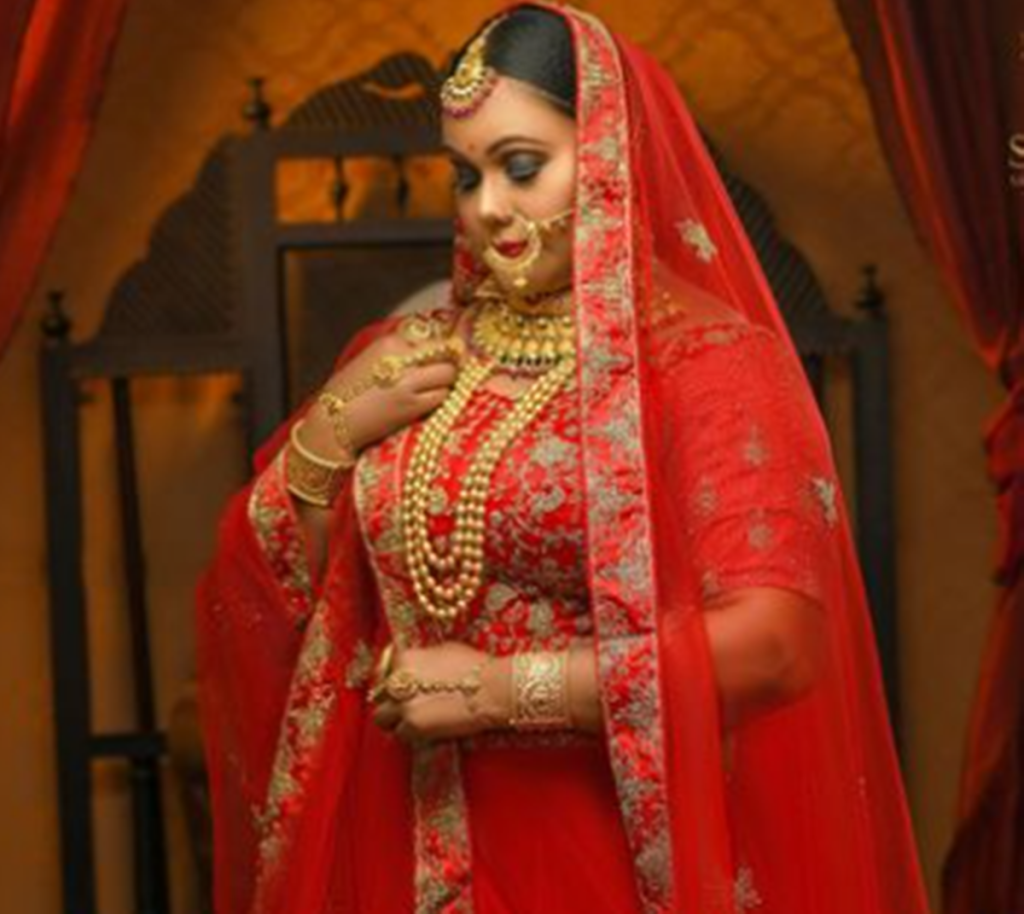 രാജ്ഞിയെപ്പോല്‍ അണിഞ്ഞൊരുങ്ങി രേഖ രതീഷ്; ചിത്രങ്ങള്‍ കാണാം - Screenima