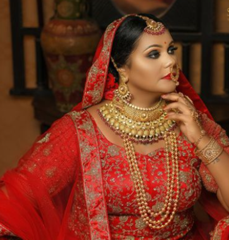 രാജ്ഞിയെപ്പോല്‍ അണിഞ്ഞൊരുങ്ങി രേഖ രതീഷ്; ചിത്രങ്ങള്‍ കാണാം - Screenima