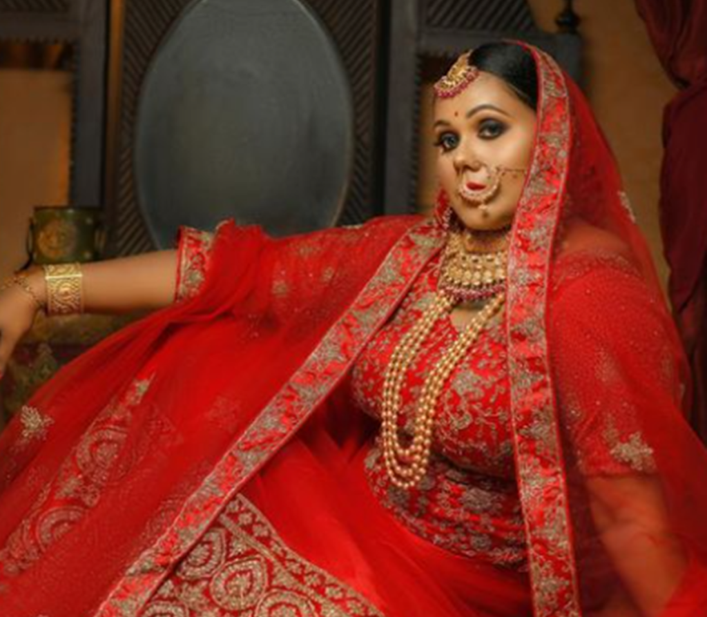 രാജ്ഞിയെപ്പോല്‍ അണിഞ്ഞൊരുങ്ങി രേഖ രതീഷ്; ചിത്രങ്ങള്‍ കാണാം - Screenima