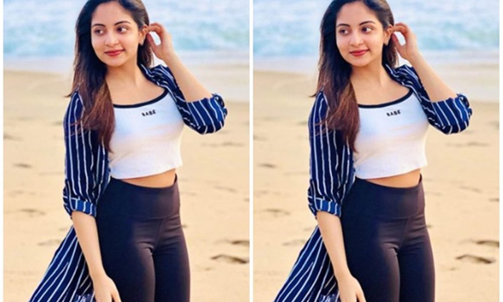 സ്റ്റൈലിഷ് ലുക്കില്‍ ഇഷാനി; ചിത്രങ്ങള്‍ - Screenima