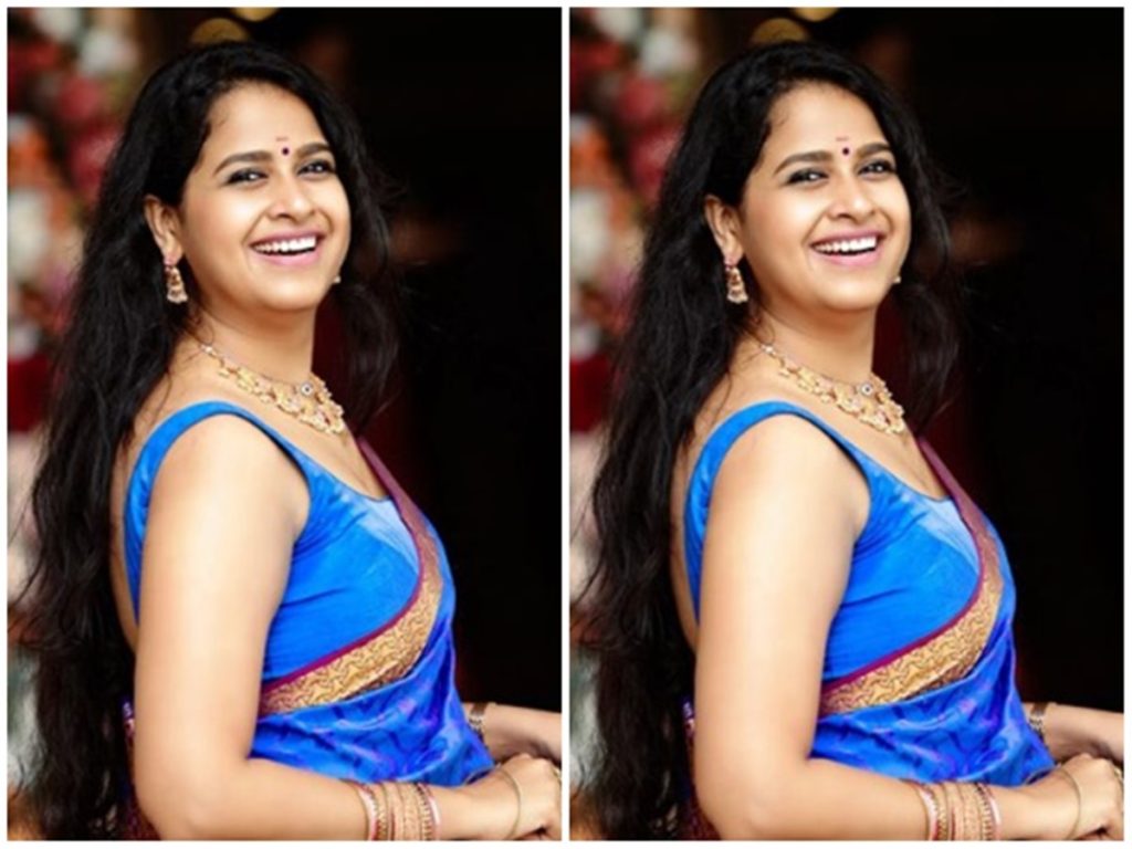 ഗ്ലാമറസ് ലുക്കില്‍ തിളങ്ങി സാധിക - Screenima