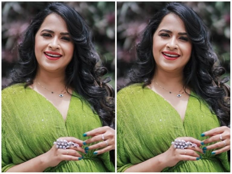 സാരിയില്‍ അടിപൊളിയായി സാധിക - Screenima