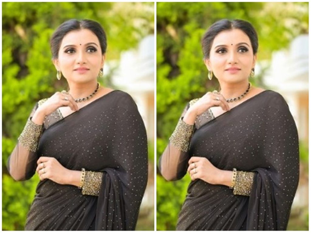 കറുപ്പ് സാരിയില്‍ അതീവ സുന്ദരിയായി മഞ്ജരി - Screenima