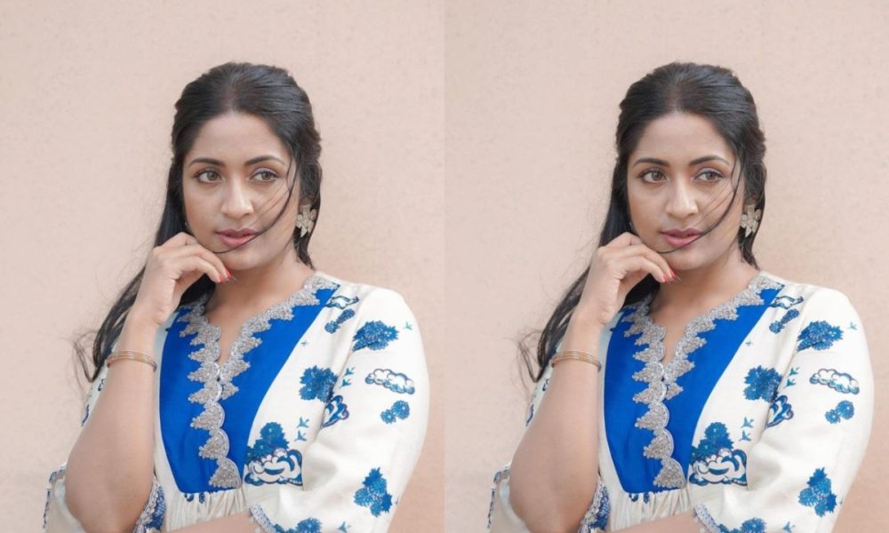 അതിസുന്ദരിയായി നവ്യ നായര്‍ - Screenima